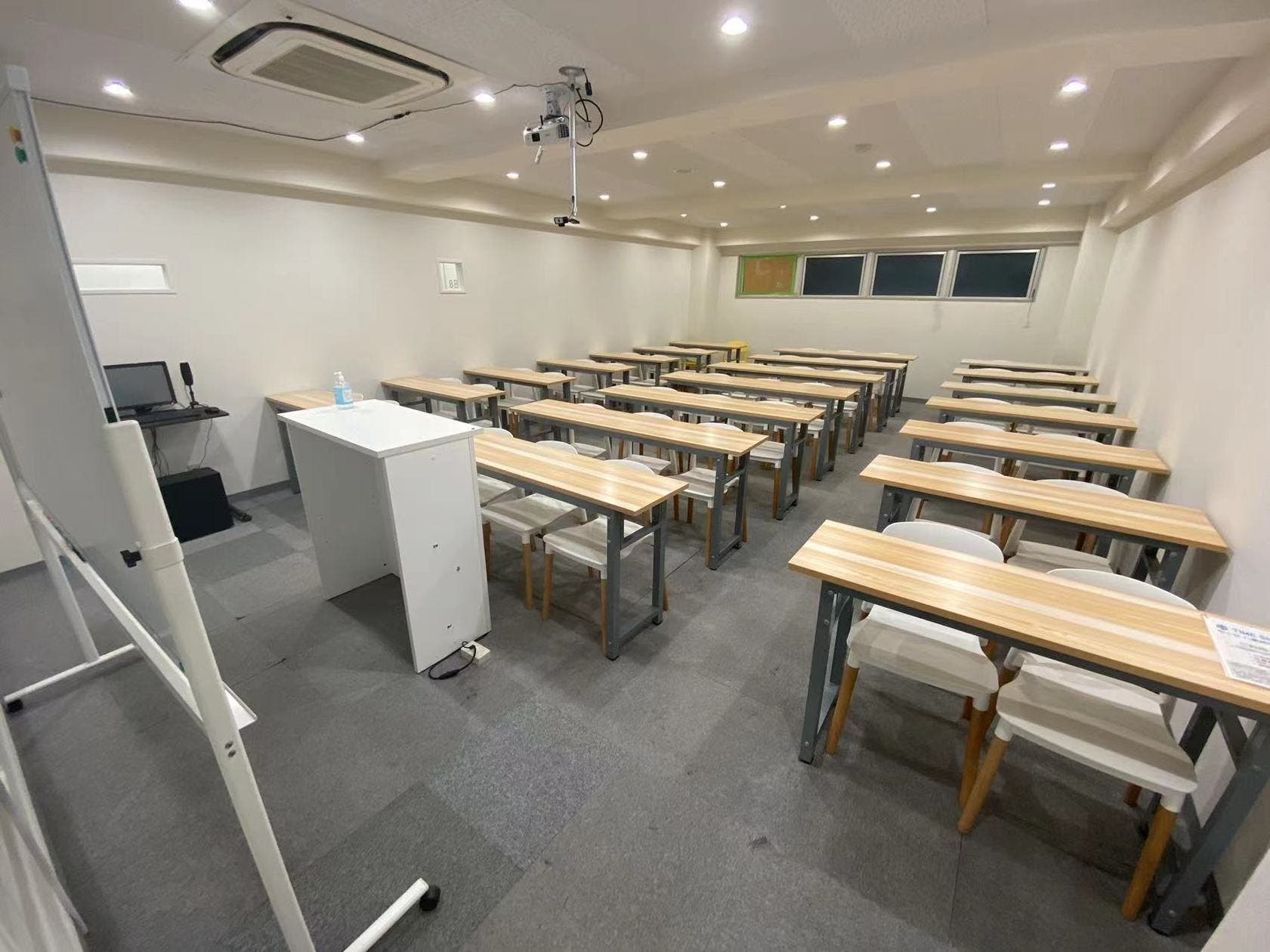 2,500円/1h★8C室、45名前後着席可能でリーズナブルな貸会議室！の写真1