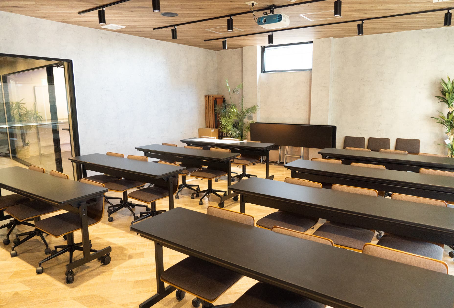 【大崎駅 徒歩8分】オシャレな会議室！プロジェクター無料！最大30名収容可能✨ 会議/イベント/説明会/撮影【品川・五反田駅】の写真1