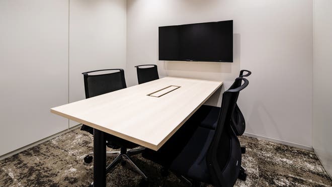 【那覇市/旭橋駅徒歩2分】4名貸会議室_RoomD【電源・Wi-Fi・モニター・業務用プリンタ】の写真1