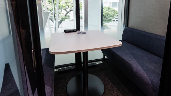 【那覇市/旭橋駅徒歩2分】2名用フォンブース_CubeE/完全個室で快適な作業・web会議に集中!の写真1