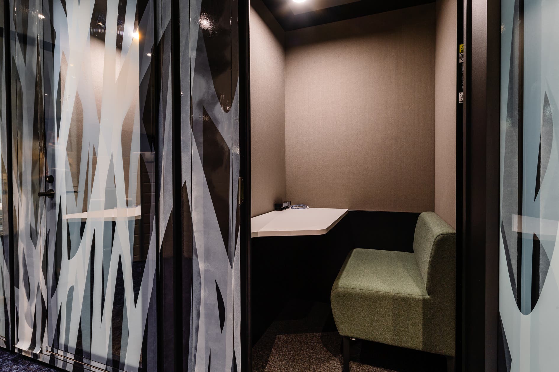 【那覇市/旭橋駅徒歩2分】1名用フォンブース_CubeF／完全個室で快適な作業・web会議に集中！の写真1