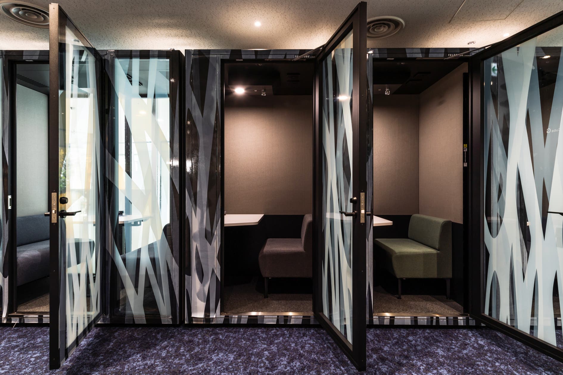 【那覇市/旭橋駅徒歩2分】1名用フォンブース_CubeF／完全個室で快適な作業・web会議に集中！の写真2