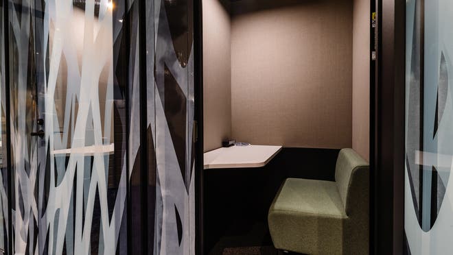 【那覇市/旭橋駅徒歩2分】1名用フォンブース_CubeH/完全個室で快適な作業・web会議に集中!の写真1