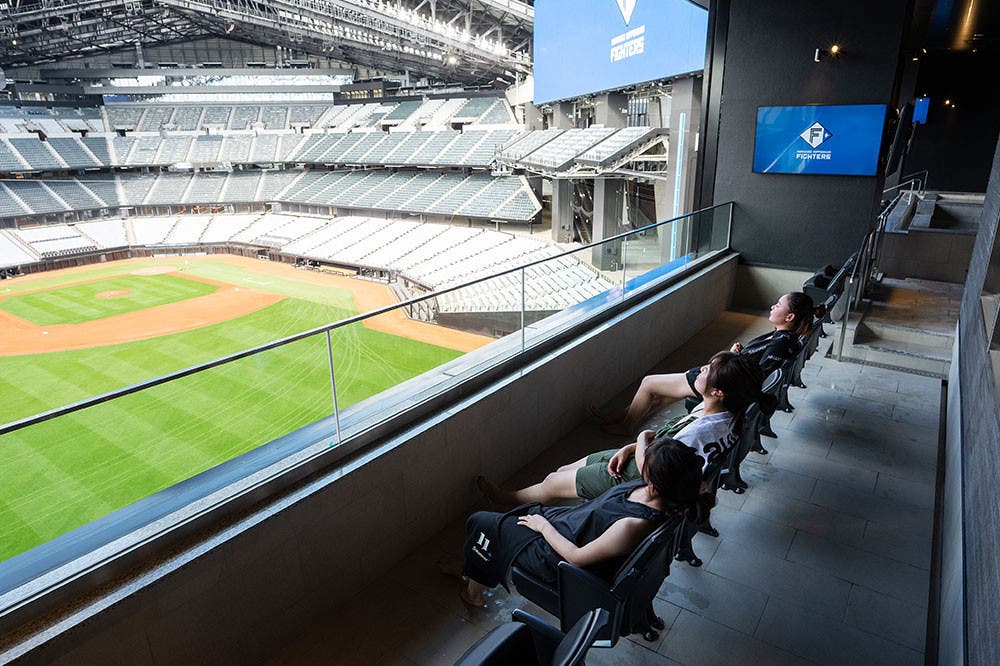 フィールドを眺めながらととのう 世界がまだ見ぬ温泉サウナの写真4