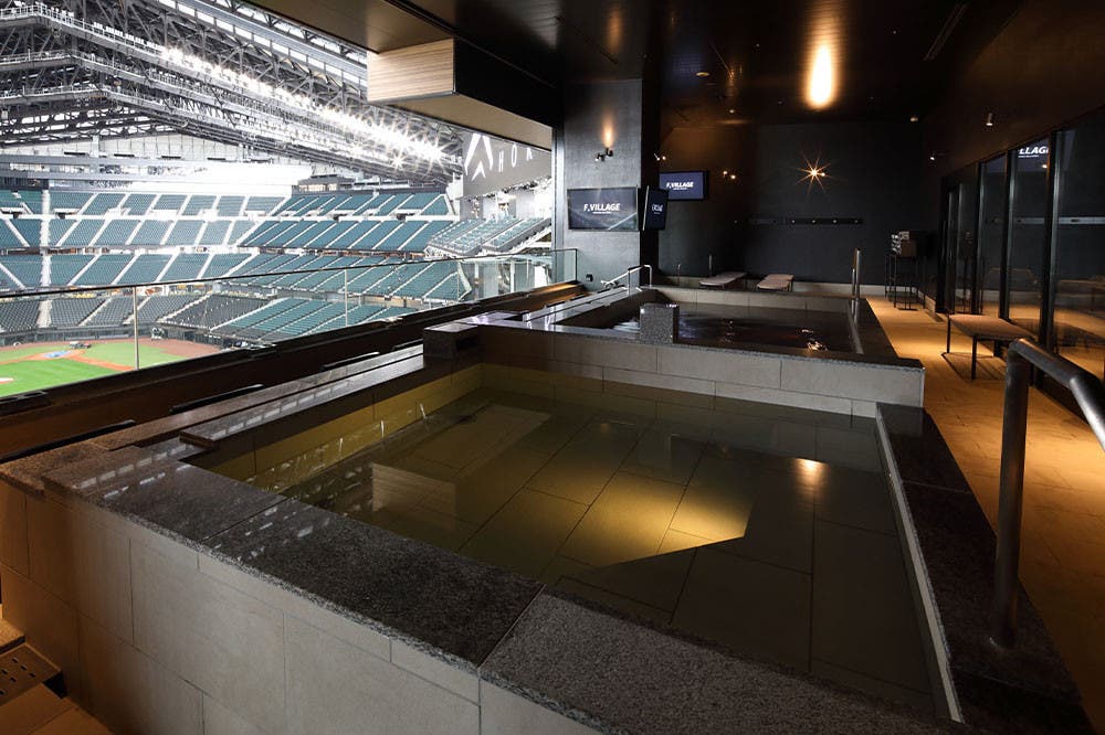 フィールドを眺めながらととのう 世界がまだ見ぬ温泉サウナの写真5