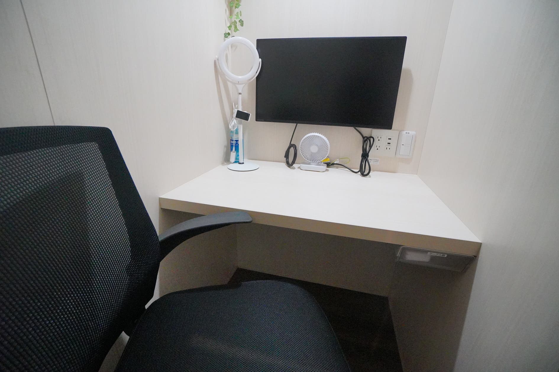 ＜小田急レンタルスペース新宿サザンテラスNo.1＞完全個室ワークブース💼Wi-Fi完備📶テレワーク/ZOOM/自習/作業場所の写真5