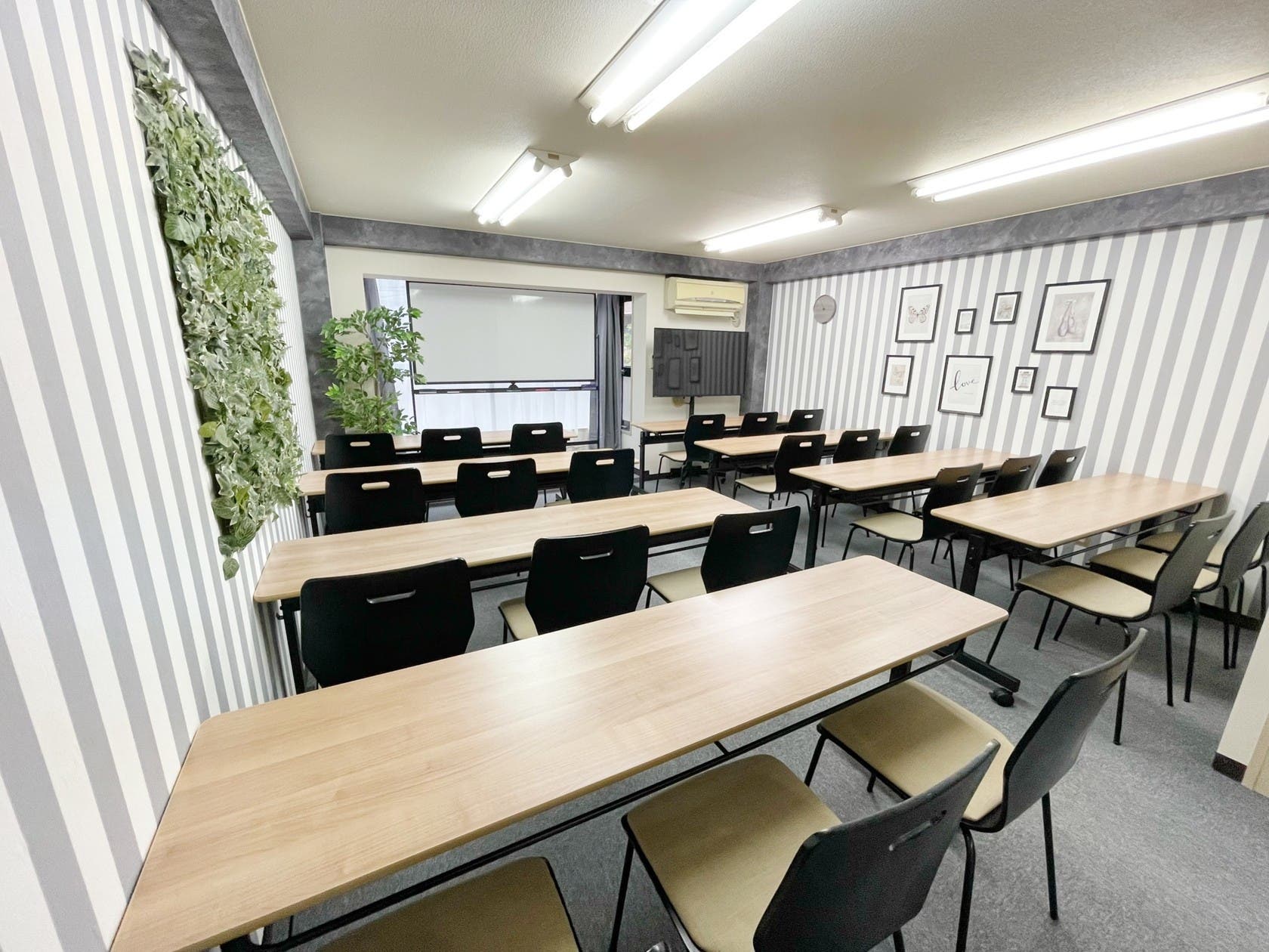 【荻窪駅徒歩2分！30名利用可！】綺麗な室内！WiFi・大型モニター・ホワイトボード・備品類全て無料！ふれあい貸し会議室 荻窪Bの写真2