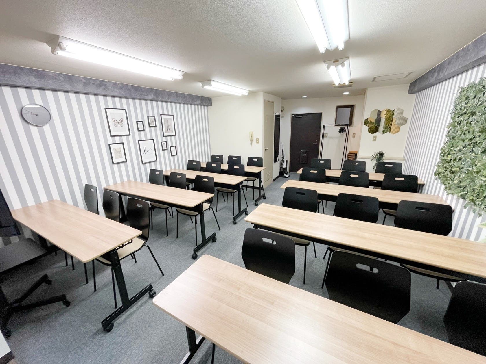 【荻窪駅徒歩2分！30名利用可！】綺麗な室内！WiFi・大型モニター・ホワイトボード・備品類全て無料！ふれあい貸し会議室 荻窪Bの写真4