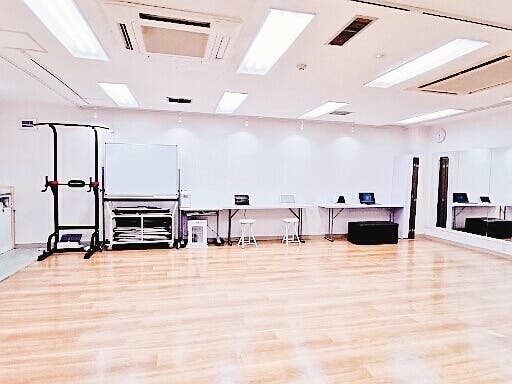 【浅草橋・蔵前】駅近／広々 地下スペース／膝に優しい衝撃吸収床／壁二面鏡／暗闇✨ピカピカLED✨の写真3