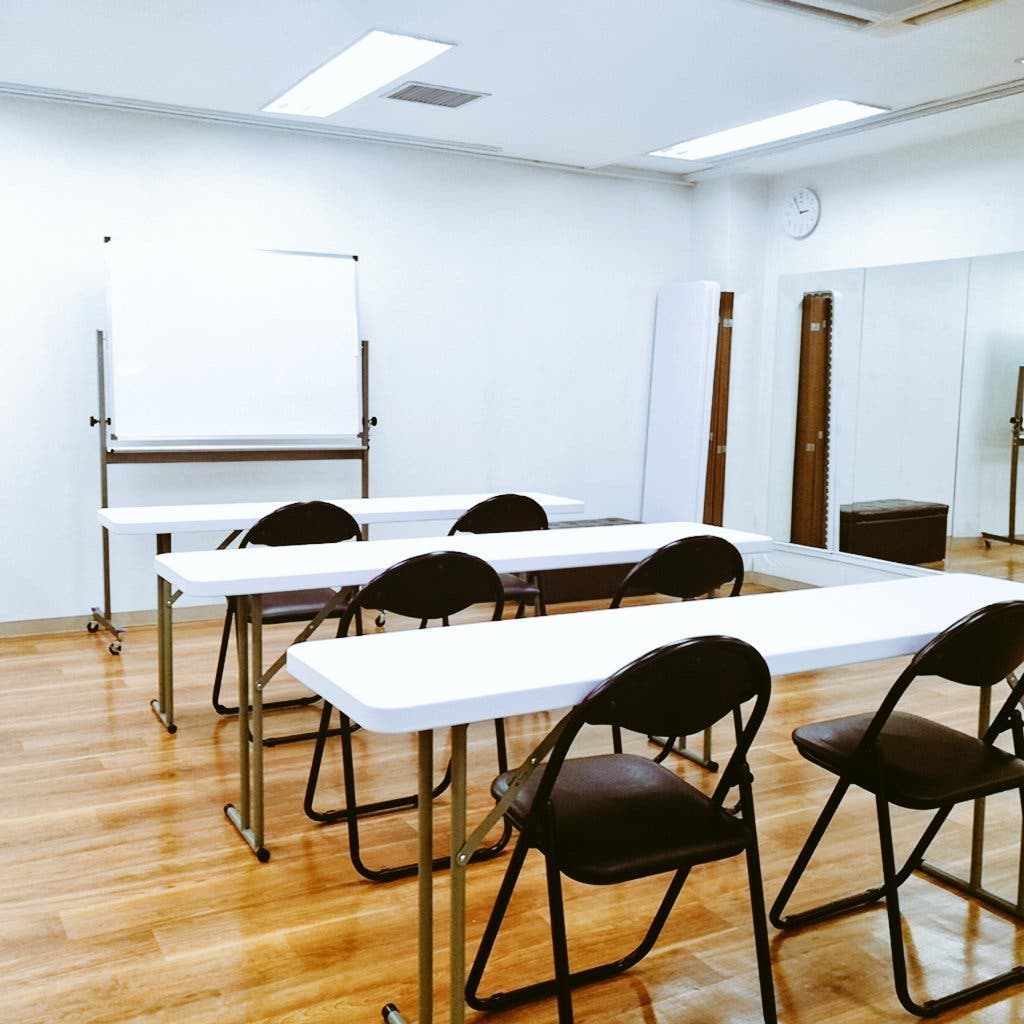 【浅草橋・蔵前】駅近／広々 地下スペース／膝に優しい衝撃吸収床／壁二面鏡／暗闇✨ピカピカLED✨の写真4