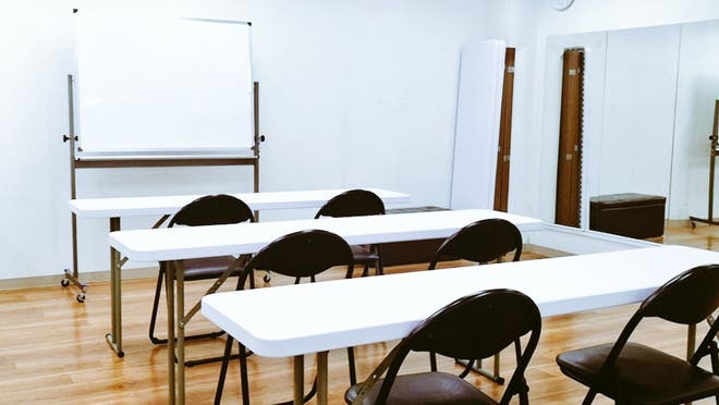 【浅草橋・蔵前】駅近/広々 地下スペース/膝に優しい衝撃吸収床/壁二面鏡/暗闇✨ピカピカLED✨の写真4