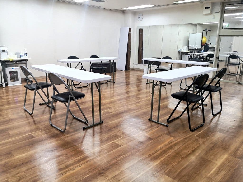 【浅草橋・蔵前】駅近／広々 地下スペース／膝に優しい衝撃吸収床／壁二面鏡／暗闇✨ピカピカLED✨の写真5