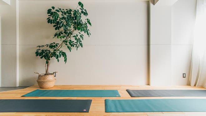 【神保町徒歩4分】優しい天然木の床に、グレイッシュホワイトの壁。自然素材に囲まれた心地よい空間でヨガのレッスンを開催しませんか?の写真3