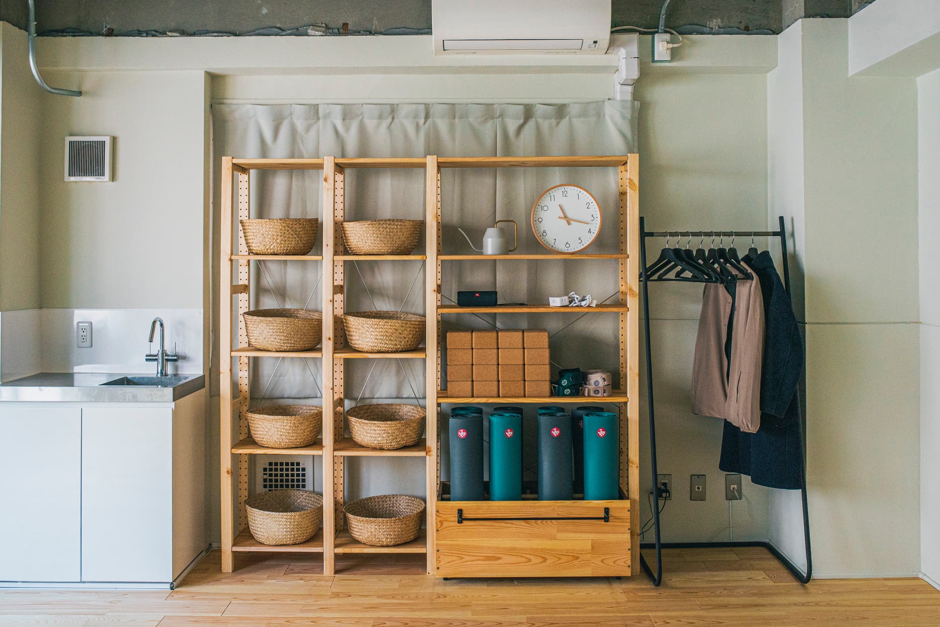 【神保町徒歩4分】優しい天然木の床に、グレイッシュホワイトの壁。自然素材に囲まれた心地よい空間でヨガのレッスンを開催しませんか？の写真11