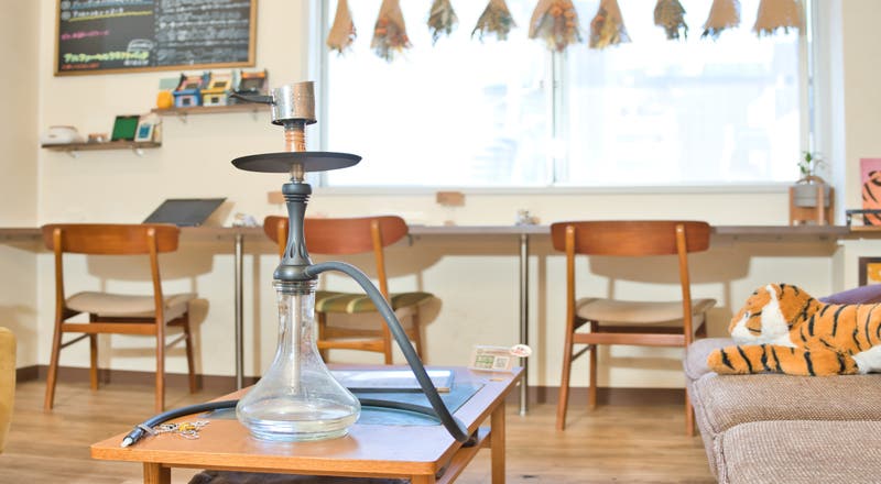 CHILL TIGERスタッフ常駐。JR関内駅徒歩3分 お洒落なシーシャカフェでコーワキングとして。ﾌﾘｰﾄﾞﾘﾝｸ付き、喫煙可