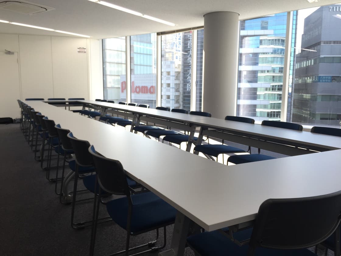 窓全面ガラス張り、開放感のある貸し会議室 ! 45名収容、Wi-Fi完備！セミナー・会議・説明会等様々な用途でご利用いただけますの写真5