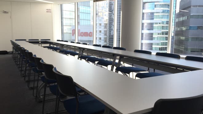 窓全面ガラス張り、開放感のある貸し会議室 ! 45名収容、Wi-Fi完備!セミナー・会議・説明会等様々な用途でご利用いただけますの写真5