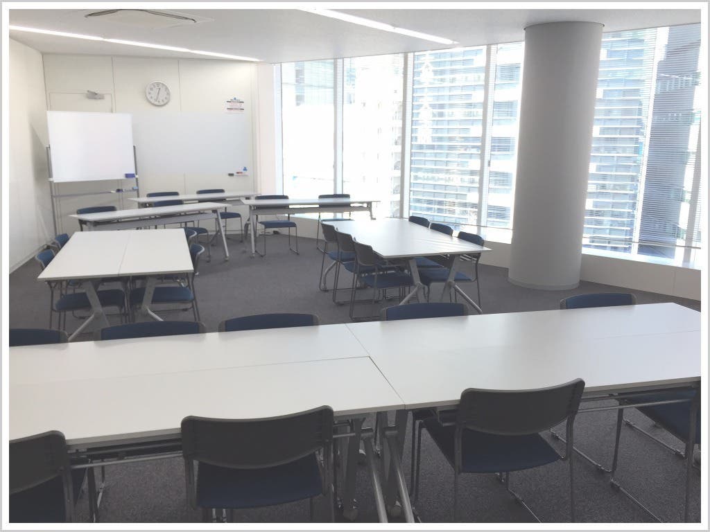 窓全面ガラス張り、開放感のある貸し会議室 ! 45名収容、Wi-Fi完備！セミナー・会議・説明会等様々な用途でご利用いただけますの写真6