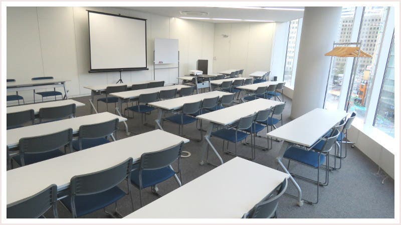 窓全面ガラス張り、開放感のある貸し会議室 ! 45名収容、Wi-Fi完備！セミナー・会議・説明会等様々な用途でご利用いただけますの写真2