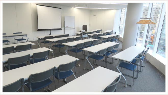 窓全面ガラス張り、開放感のある貸し会議室 ! 45名収容、Wi-Fi完備!セミナー・会議・説明会等様々な用途でご利用いただけますの写真2