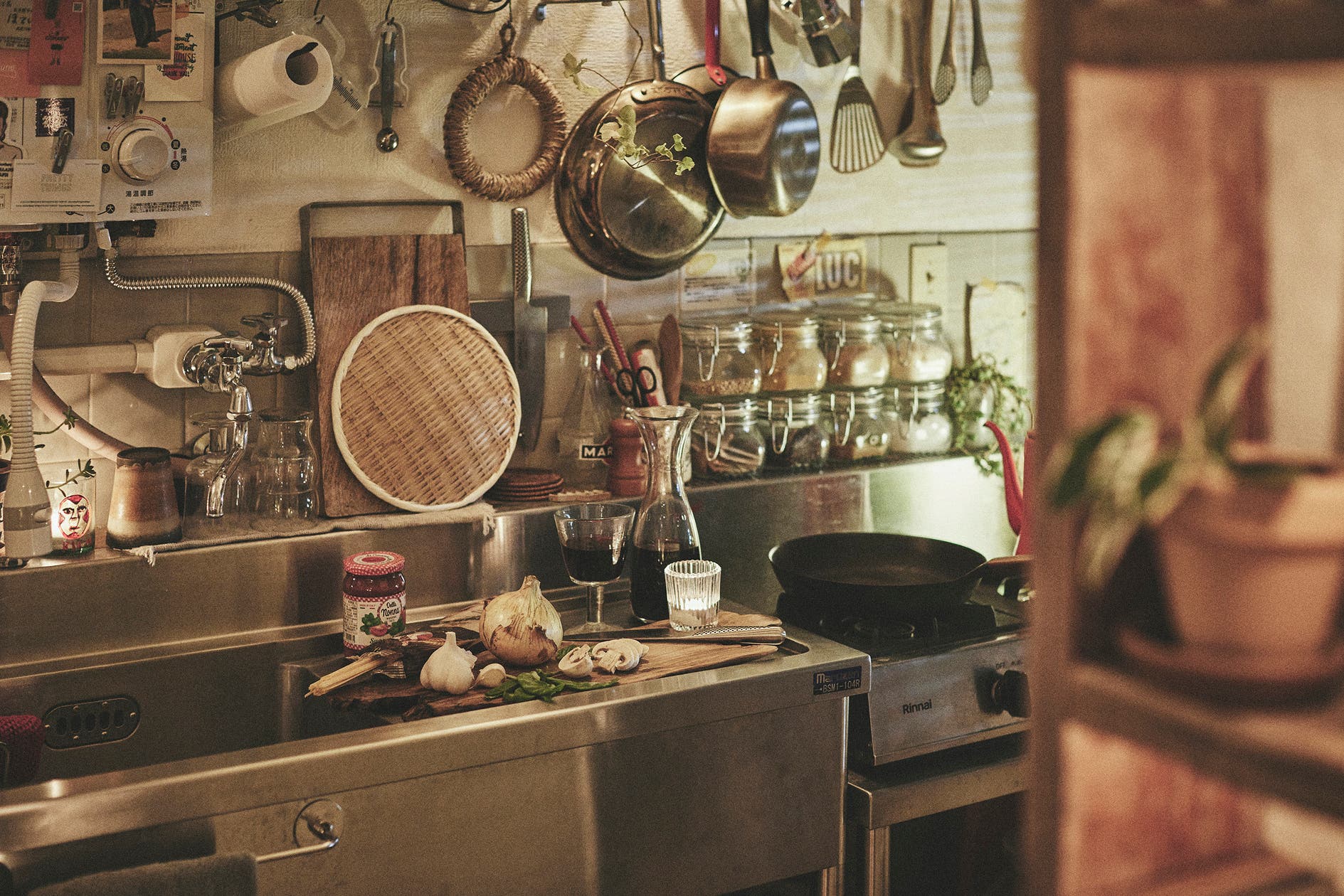 実際に人が住んでいるかのような生活感を、圧巻の植物たちが包み込むハウススタジオの写真21