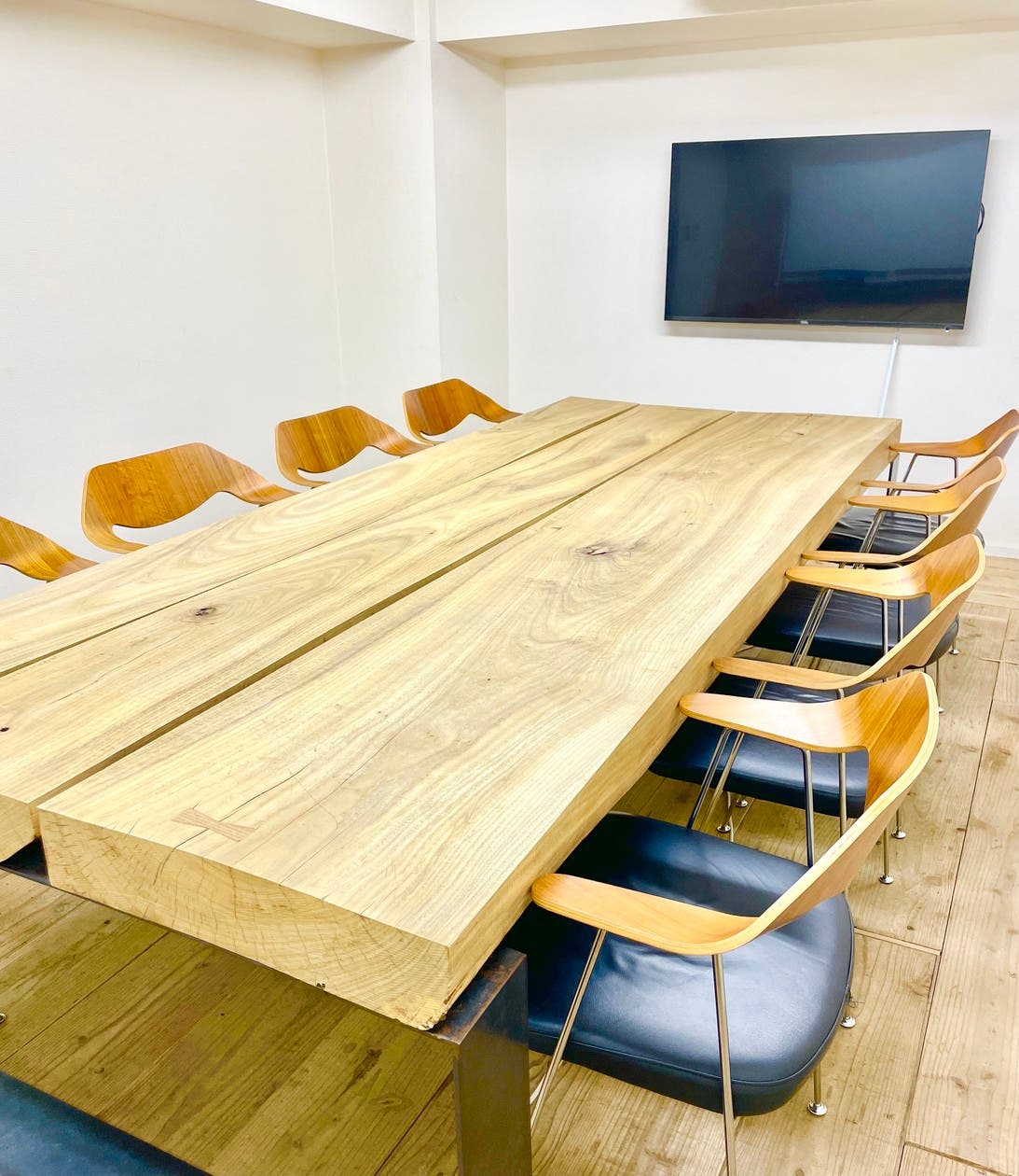 【新宿駅徒歩6分・西武新宿駅徒歩5分】木の香りがする会議室　会議/商談/少人数での打ち合わせに向いている空間です。の写真1