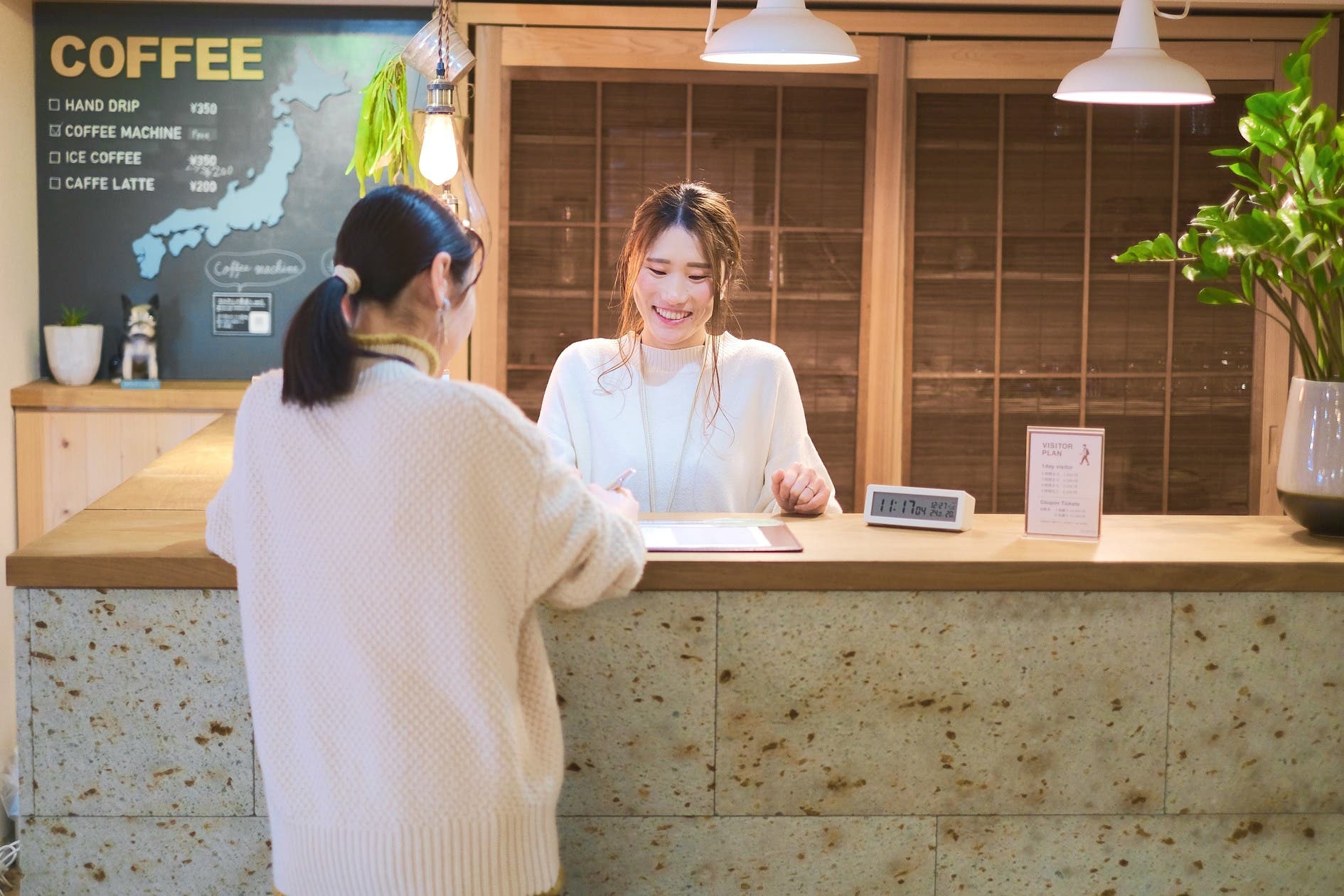 【新宿駅徒歩6分・西武新宿駅徒歩5分】木の香りがする会議室　会議/商談/少人数での打ち合わせに向いている空間です。の写真8