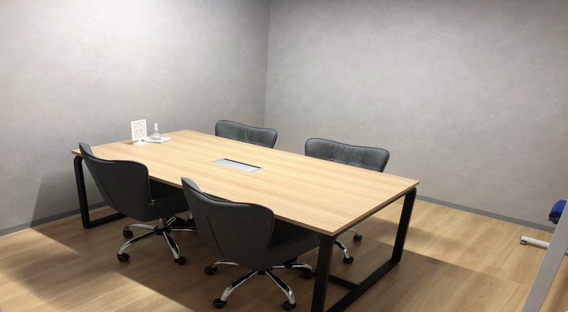 【M-2】4名会議室(天井空きあり)　南越谷・新越谷駅から徒歩3分の貸会議室▼通話/動画イヤホン必須