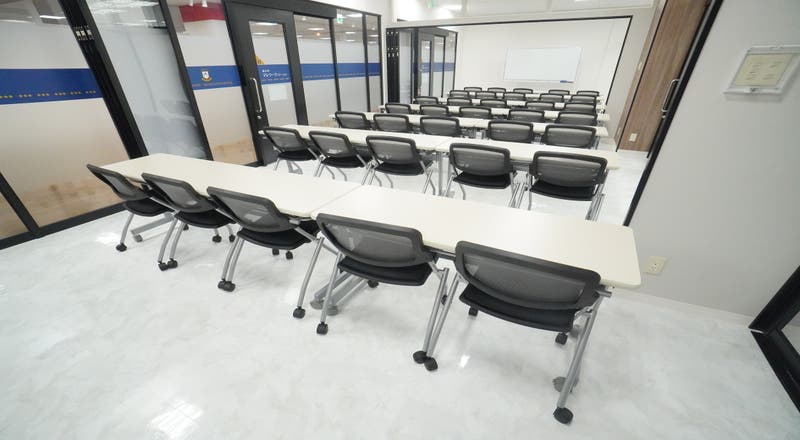 ＜南大沢テレワークステーション 大会議室＞光回線Wi-Fi📶35名収容💺会議/セミナー/研修/ワークショップ