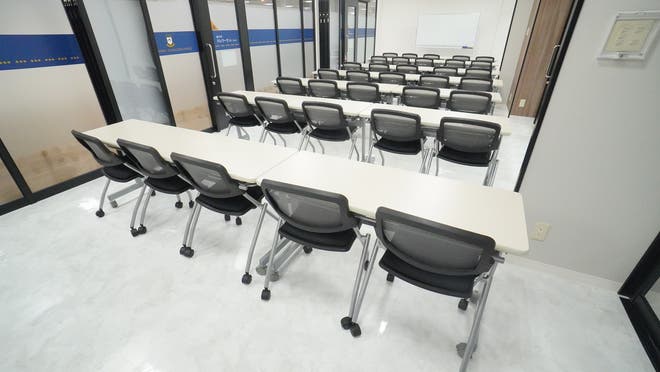 <南大沢テレワークステーション 大会議室>光回線Wi-Fi📶35名収容💺会議/セミナー/研修/ワークショップの写真1