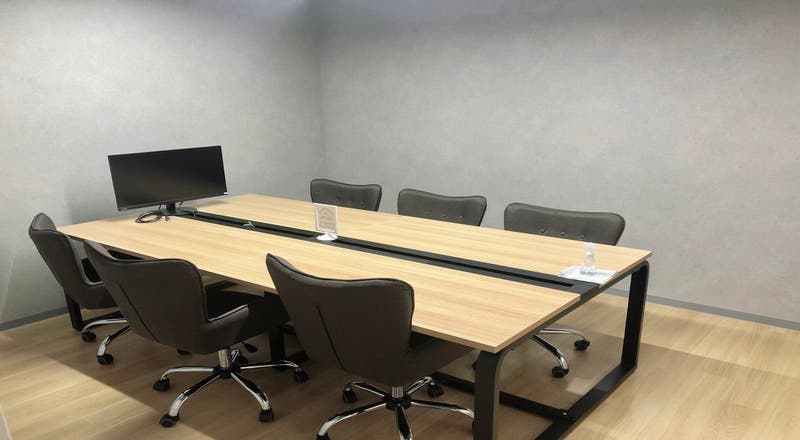 【M-3】6名会議室(天井空きあり) 南越谷・新越谷駅から徒歩3分の貸会議室▼通話/動画イヤホン必須