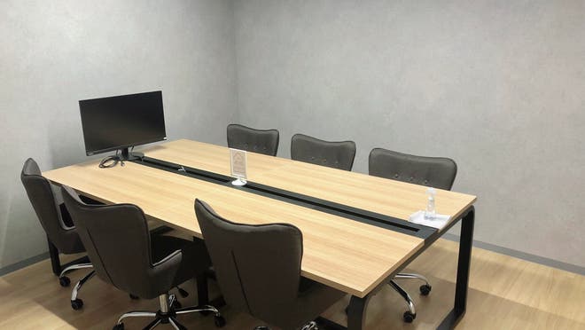 【M-3】6名会議室(天井空きあり) 南越谷・新越谷駅から徒歩3分の貸会議室▼通話/動画イヤホン必須の写真1