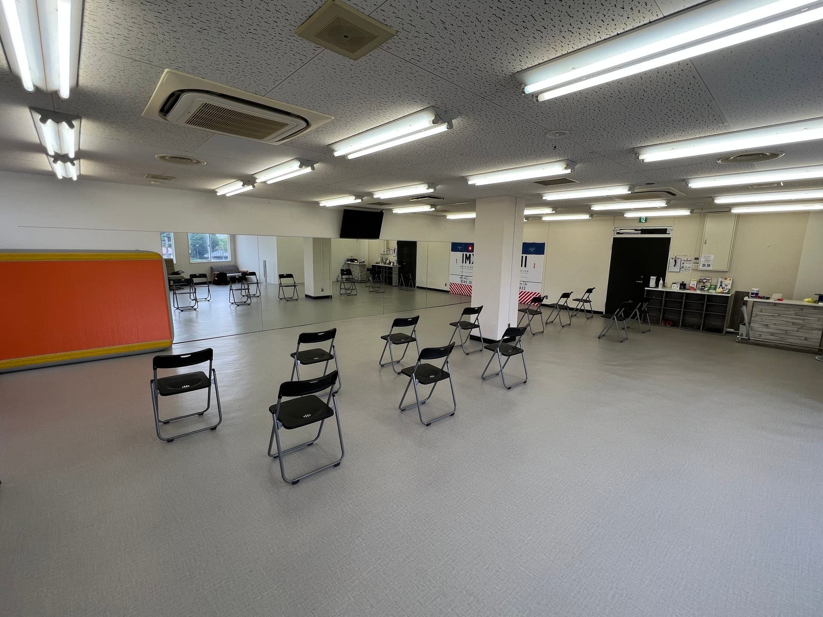 折りたたみ椅子の画像1