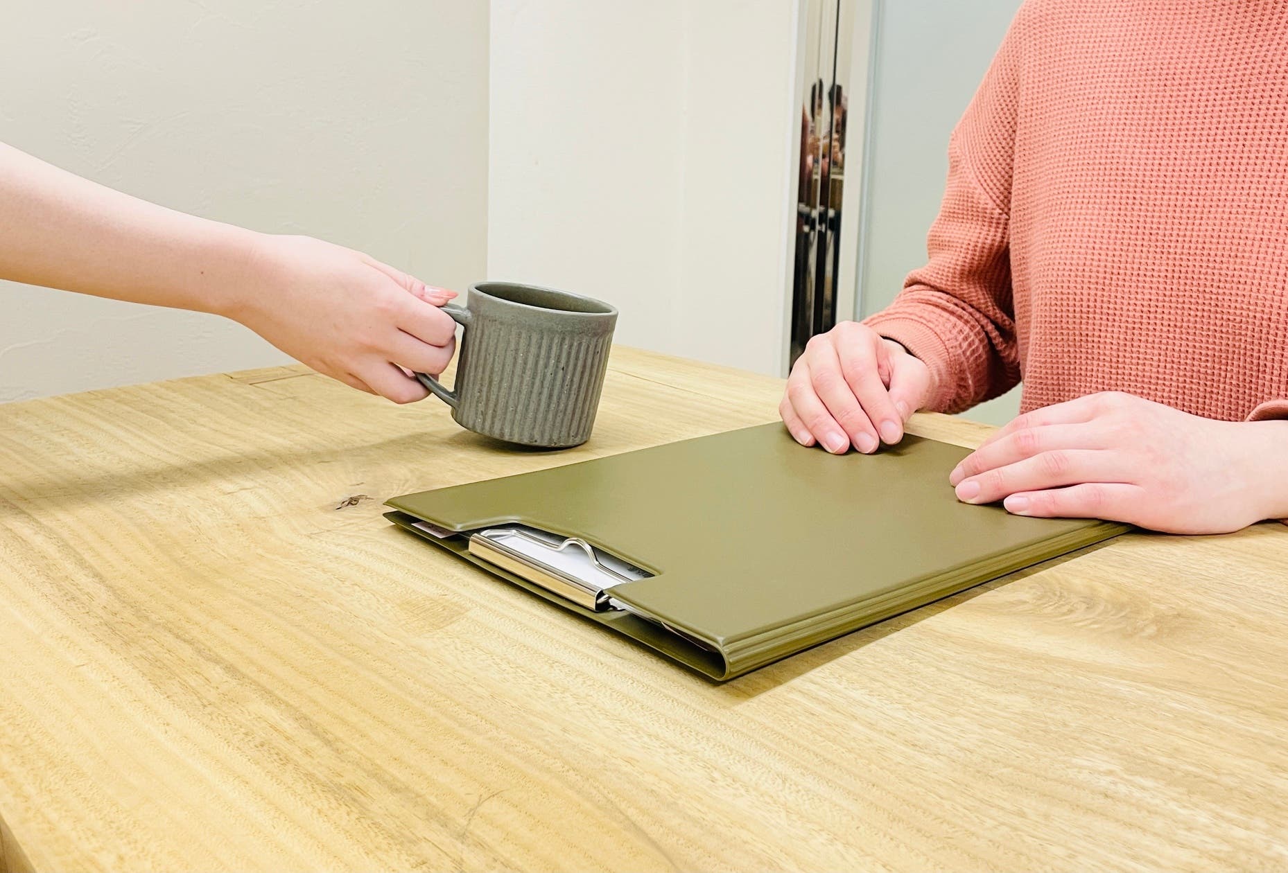 【新宿駅徒歩6分・西武新宿駅徒歩5分】木の香りがする会議室　会議/商談/少人数での打ち合わせに向いている空間です。の写真9