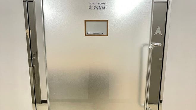 【新宿駅徒歩6分・西武新宿駅徒歩5分】木の香りがする会議室 会議/商談/少人数での打ち合わせに向いている空間です。の写真7