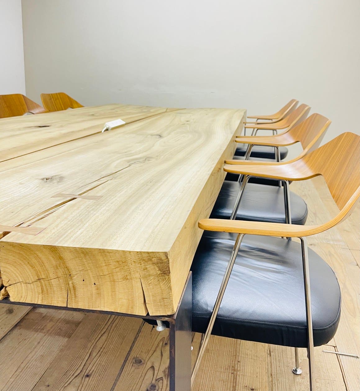 【新宿駅徒歩6分・西武新宿駅徒歩5分】木の香りがする会議室（南）　会議/商談/少人数での打ち合わせに向いている空間です。の写真4