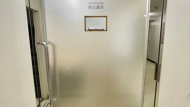 【新宿駅徒歩6分・西武新宿駅徒歩5分】木の香りがする会議室(南) 会議/商談/少人数での打ち合わせに向いている空間です。の写真9