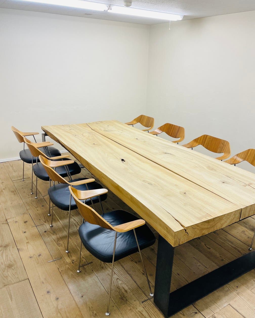 【新宿駅徒歩6分・西武新宿駅徒歩5分】木の香りがする会議室（南）　会議/商談/少人数での打ち合わせに向いている空間です。の写真6