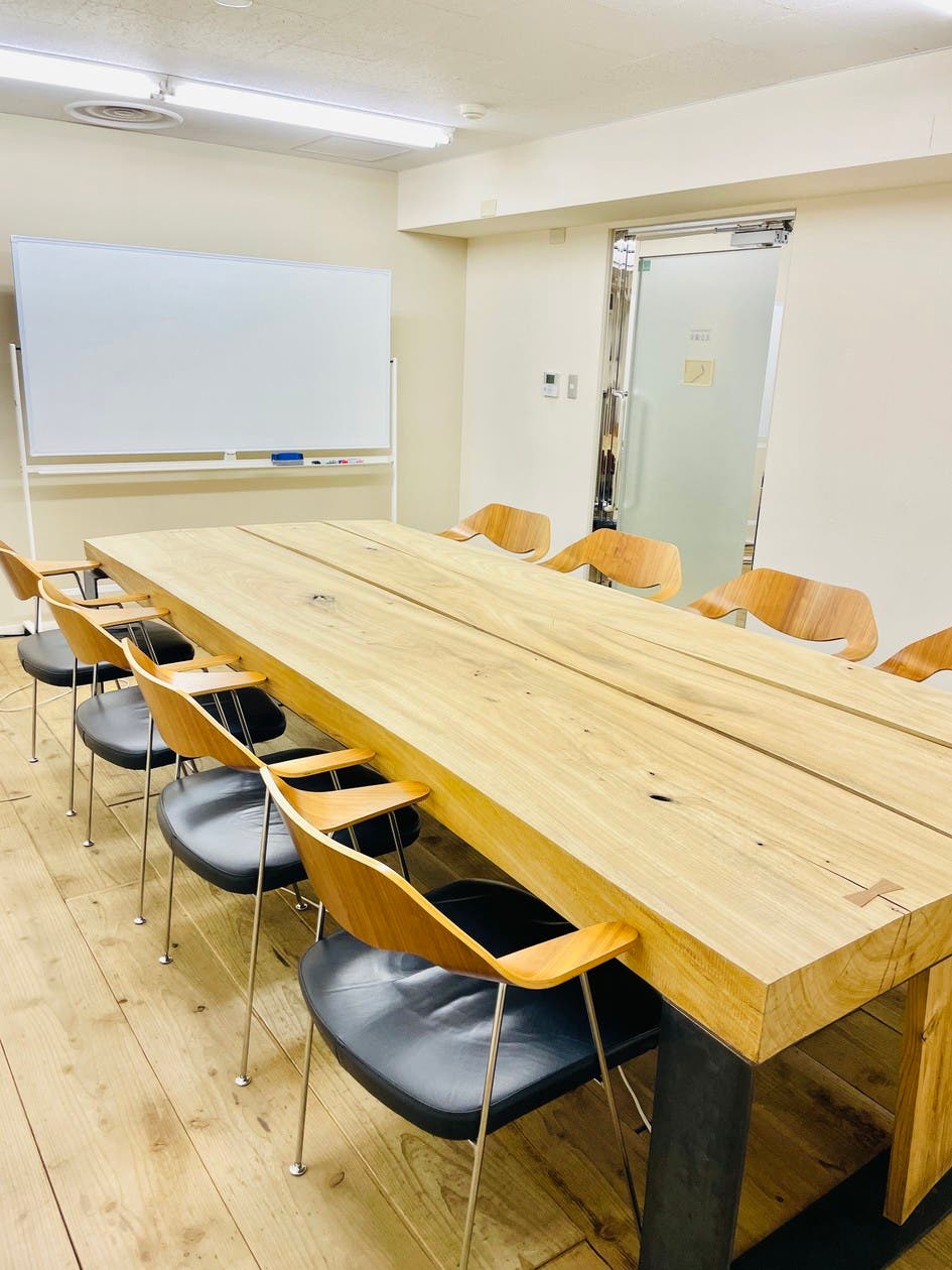 【新宿駅徒歩6分・西武新宿駅徒歩5分】木の香りがする会議室（南）　会議/商談/少人数での打ち合わせに向いている空間です。の写真1