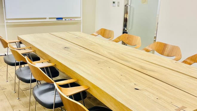 【新宿駅徒歩6分・西武新宿駅徒歩5分】木の香りがする会議室(南) 会議/商談/少人数での打ち合わせに向いている空間です。の写真1