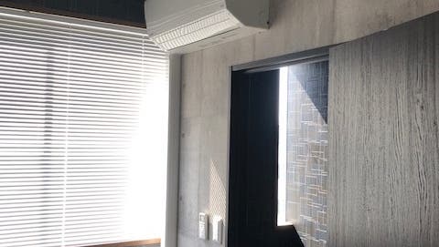 4090号室:時間700円・1日2,000円の完全個室ブース【角部屋】:3h以上の場合は「1日利用」がお得ですの写真6