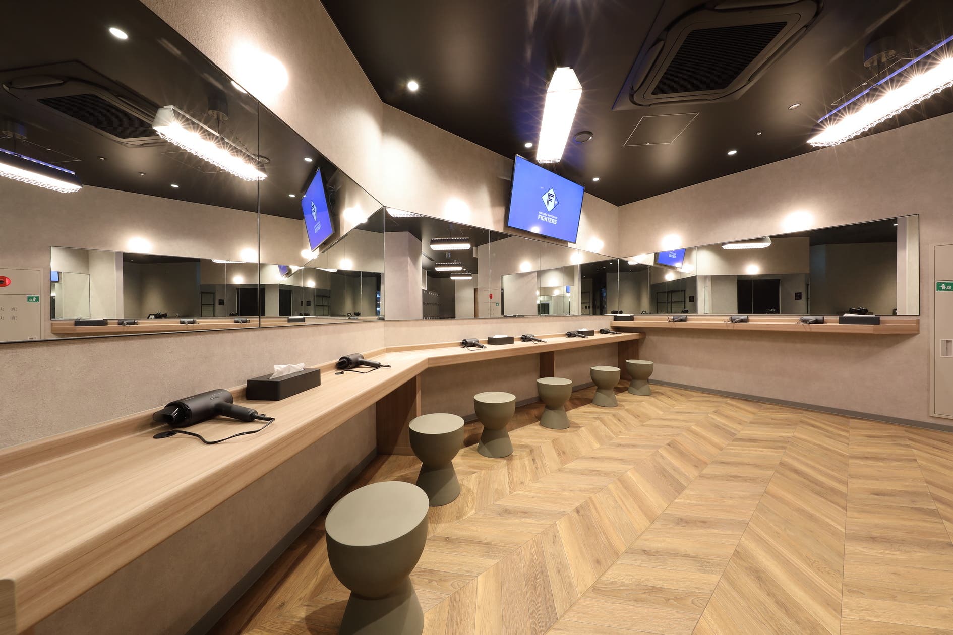 フィールドを眺めながらととのう 世界がまだ見ぬ温泉サウナの写真11