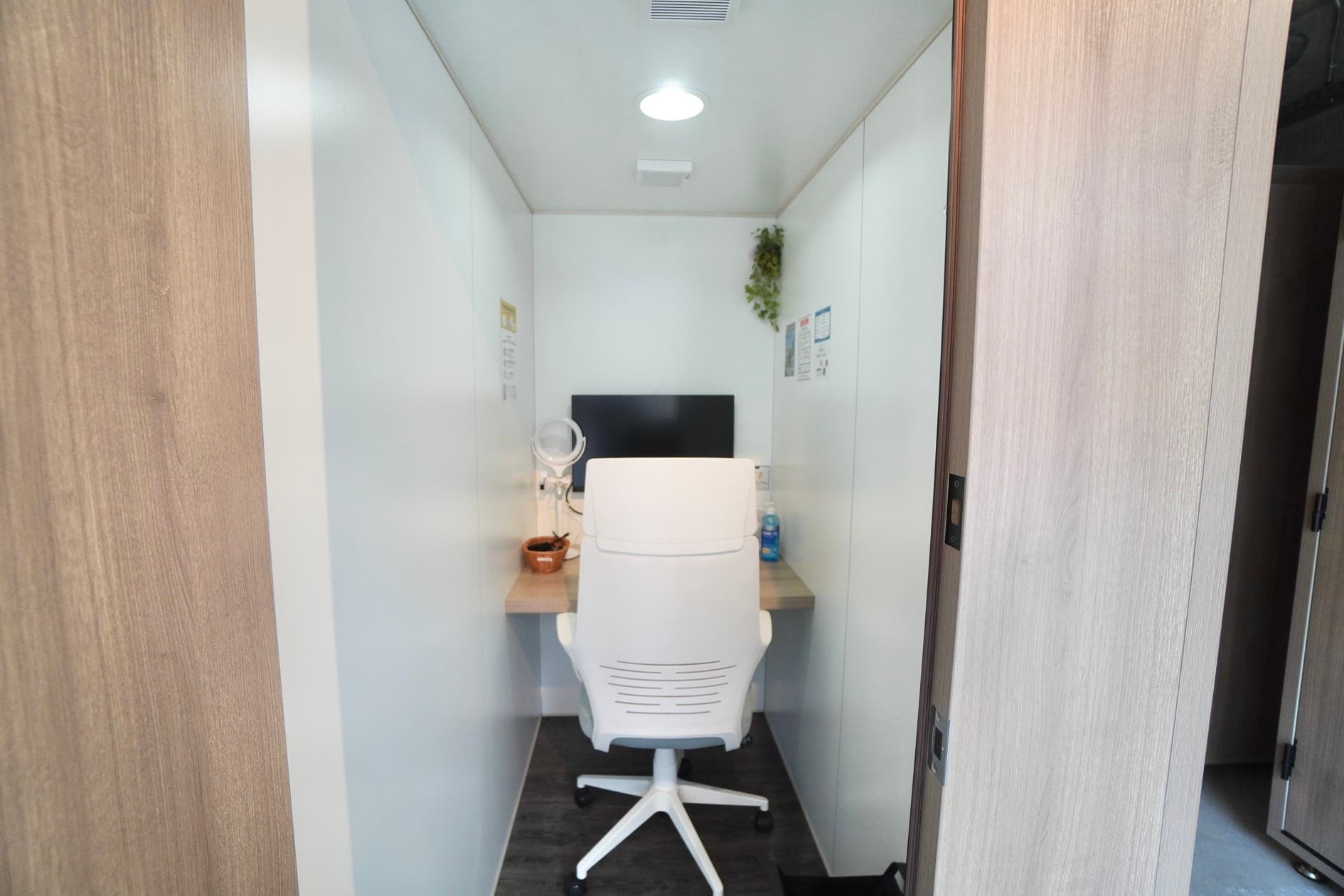 ＜ミニマルワークスペース南森町No.9＞南森町駅徒歩5分！光回線Wi-Fi📶モニター🖥テレワーク/Web会議/面接の写真4