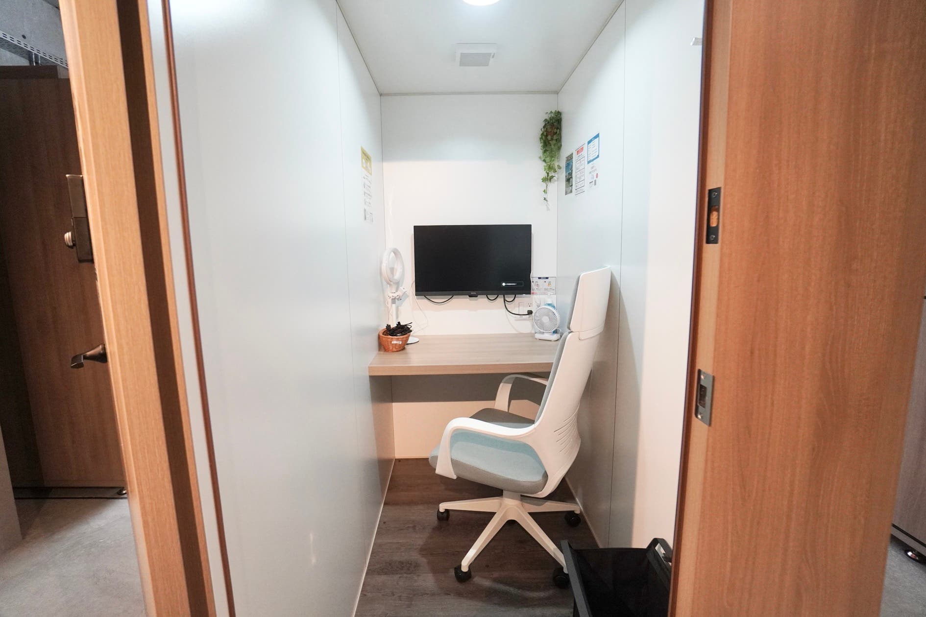 ＜ミニマルワークスペース南森町No.10＞南森町駅徒歩5分！光回線Wi-Fi📶モニター🖥テレワーク/Web会議/面接の写真2