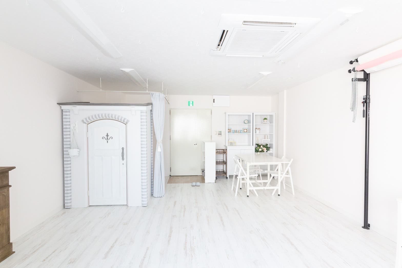 中津駅から2分！梅田や大阪駅からも10分圏内。自然光あふれるフォトスタジオの写真5