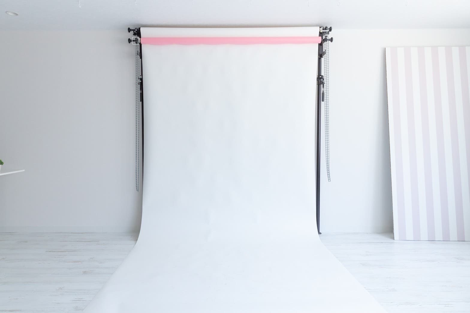 中津駅から2分！梅田や大阪駅からも10分圏内。自然光あふれるフォトスタジオの写真9