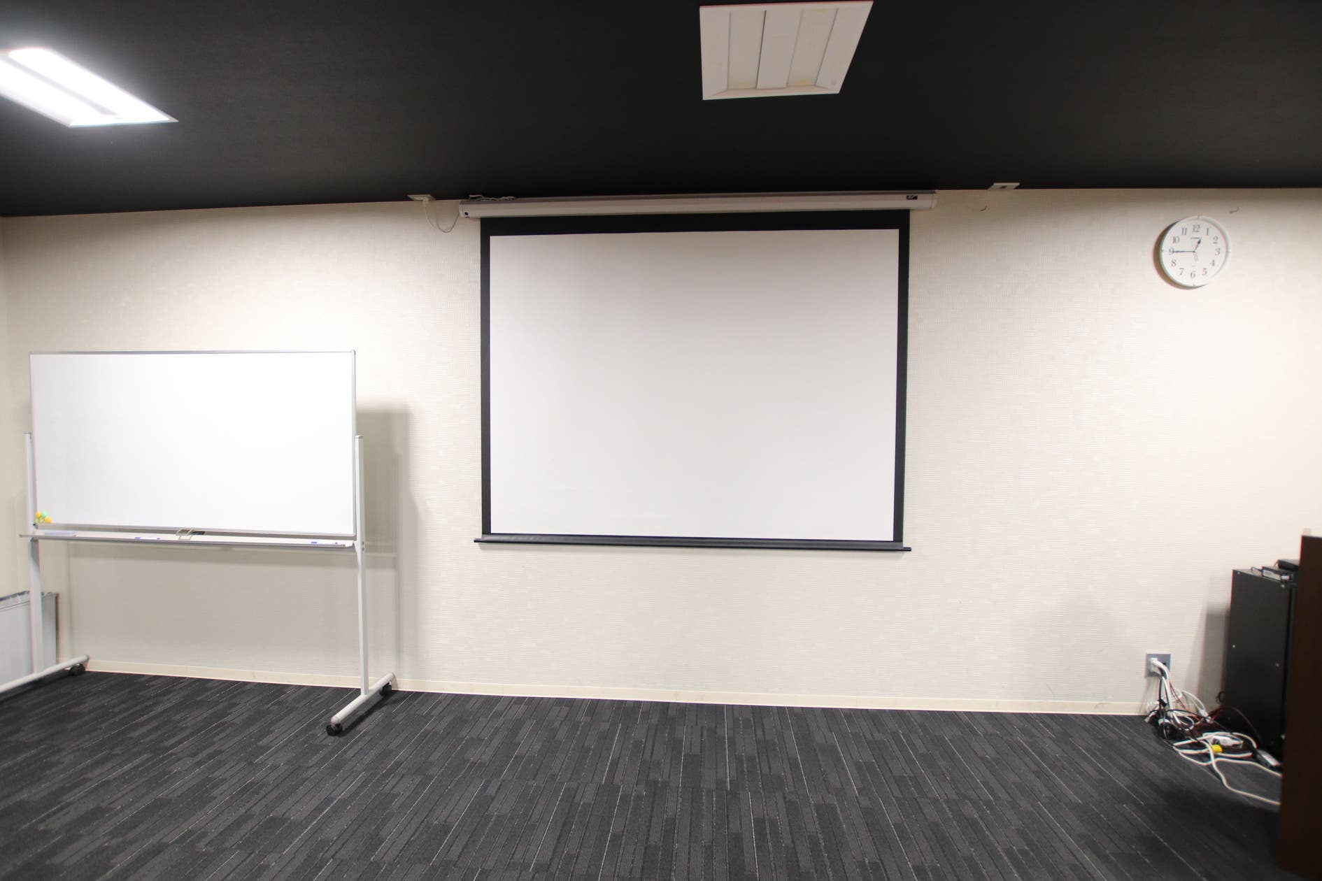 大会議室1/2✨リニューアル限定価格✨【南森町・天神橋・天満】最大36名／Wi-Fi／駅近🚃／飲食可🍵／綺麗✨／会議🍀の写真6