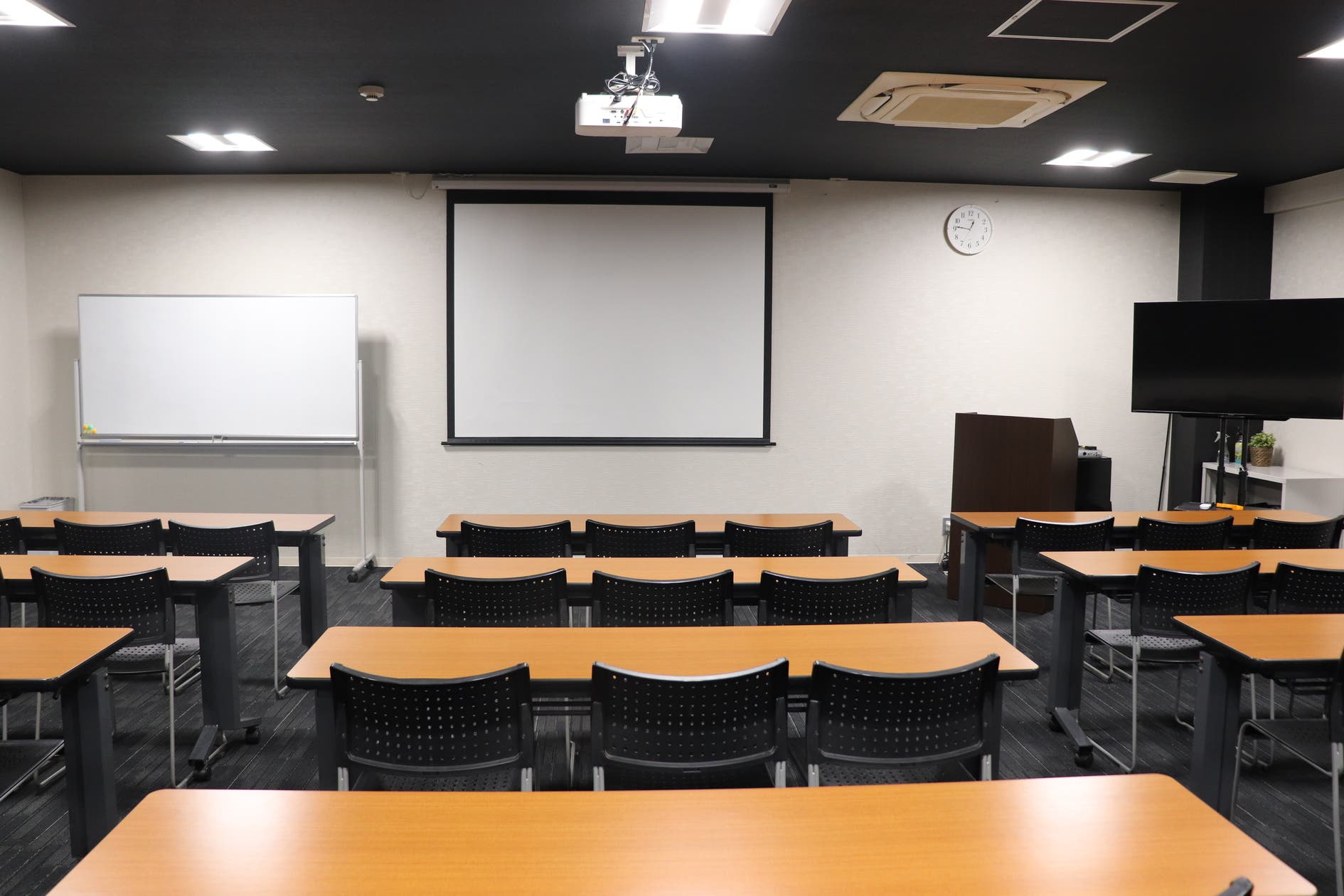 大会議室1/2✨リニューアル限定価格✨【南森町・天神橋・天満】最大36名／Wi-Fi／駅近🚃／飲食可🍵／綺麗✨／会議🍀の写真7