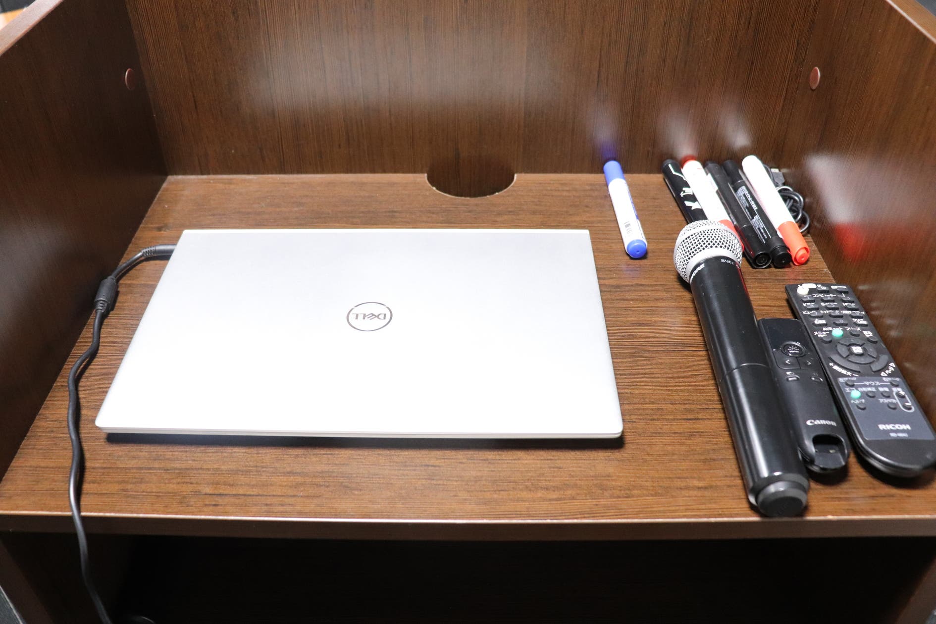 大会議室1/2✨リニューアル限定価格✨【南森町・天神橋・天満】最大36名／Wi-Fi／駅近🚃／飲食可🍵／綺麗✨／会議🍀の写真8