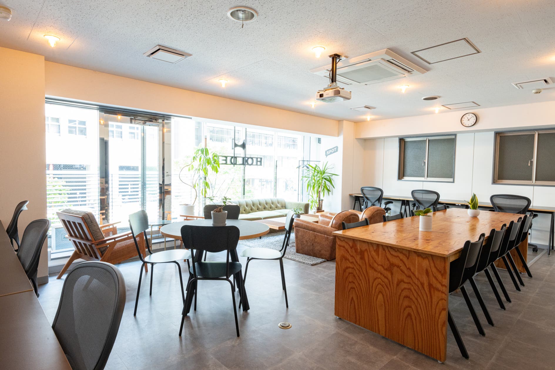 【渋谷駅C2出口徒歩10秒の好立地】渋谷ストリームに隣接。1日利用のデザイナーズオフィス。高速wifi完備。の写真1